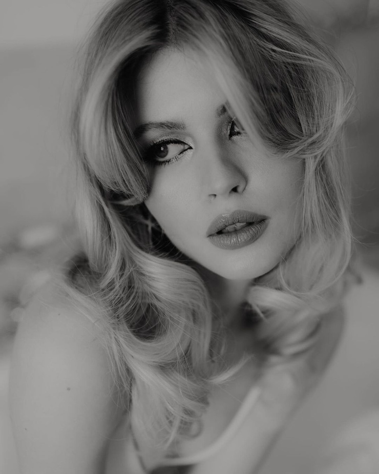 Luna (model) picture