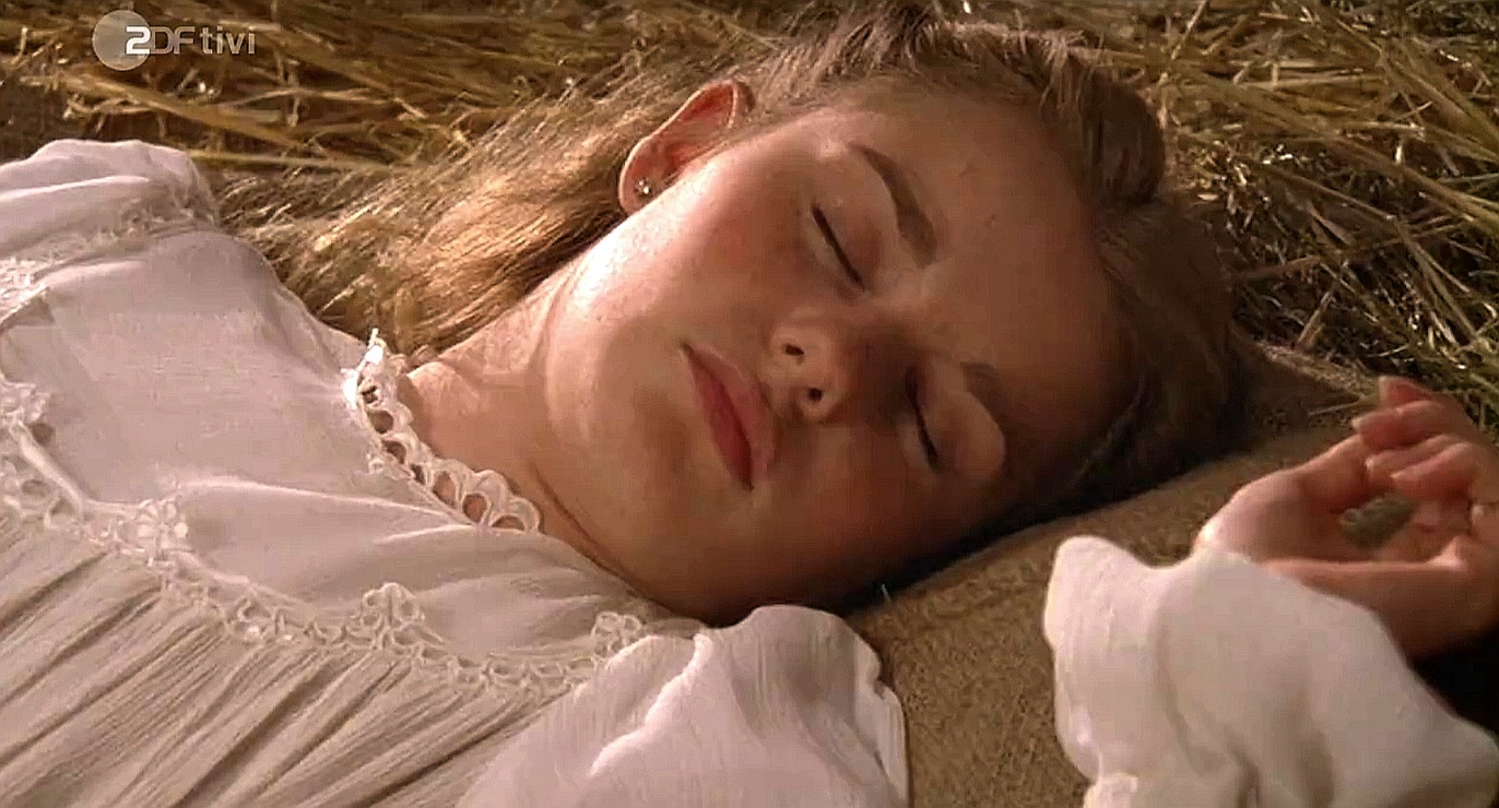 Anna Hausburg as Rosalind / Dornröschen