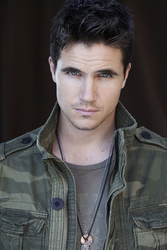 Picture of Robbie Amell