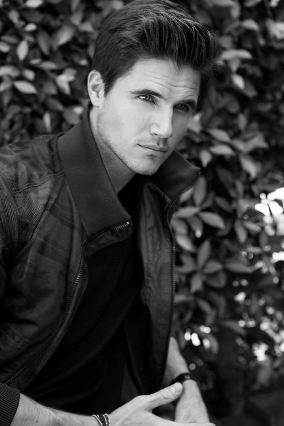 Picture of Robbie Amell