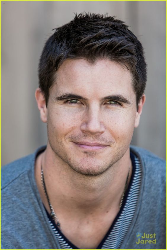 Picture of Robbie Amell