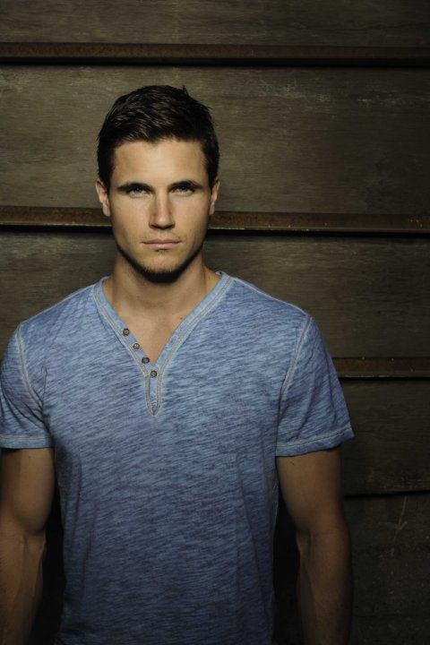 Picture of Robbie Amell