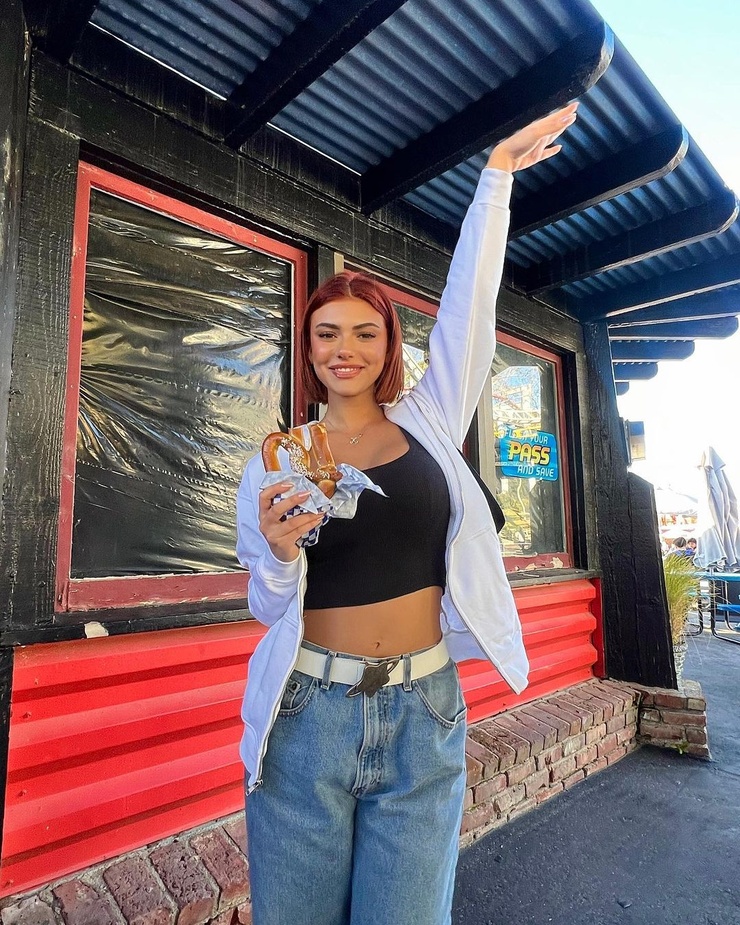 Picture of Kelsey Calemine