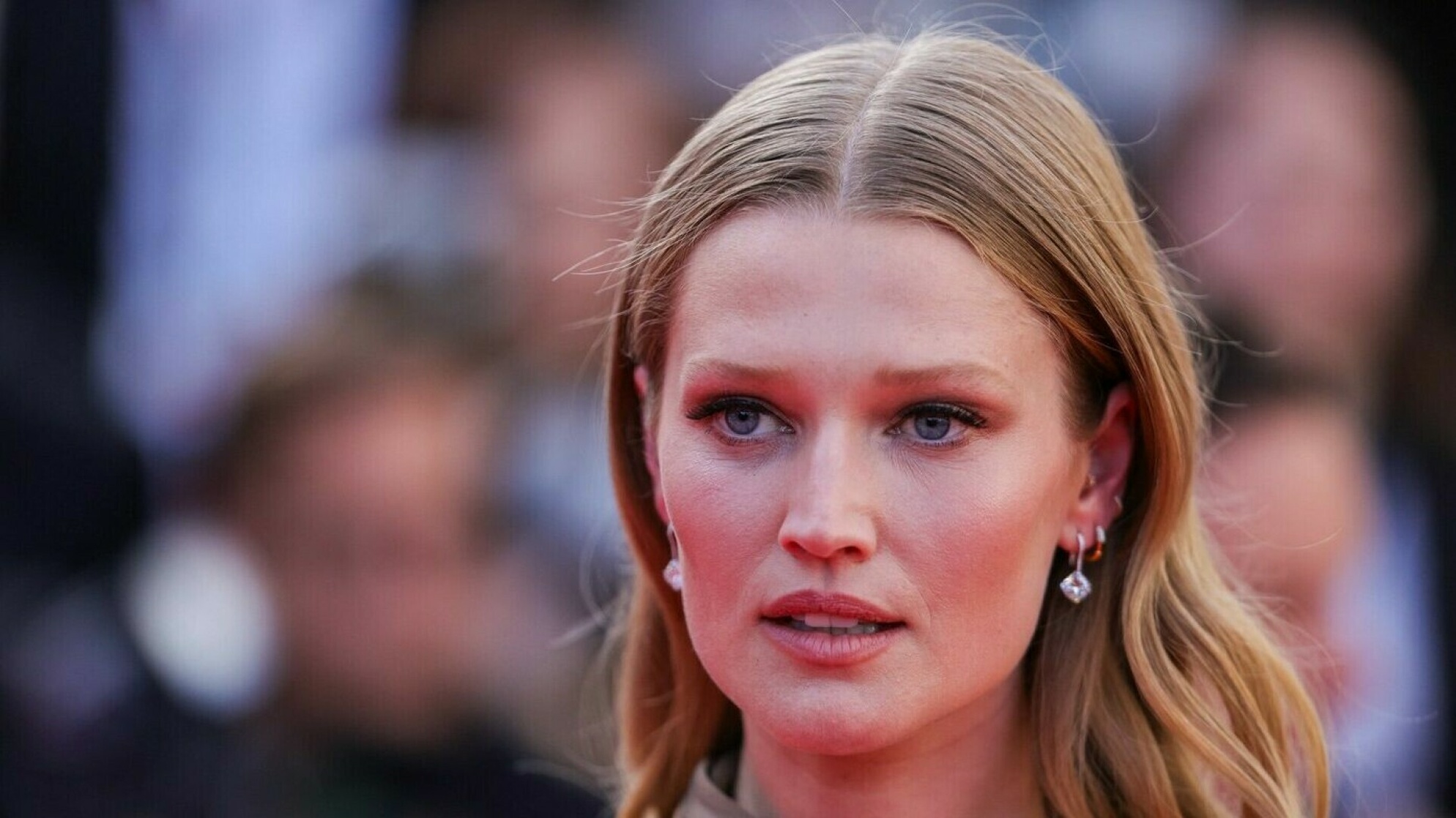 Toni Garrn image