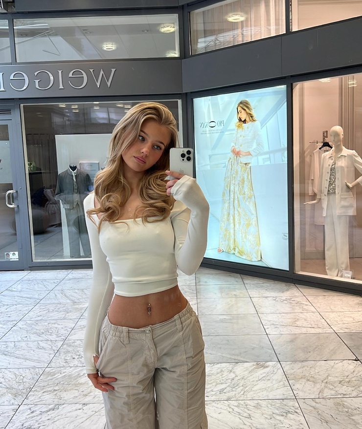 Picture of Elena Zoe