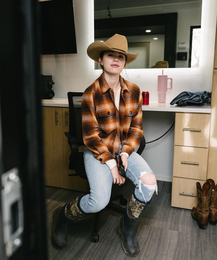 Violet Brinson image