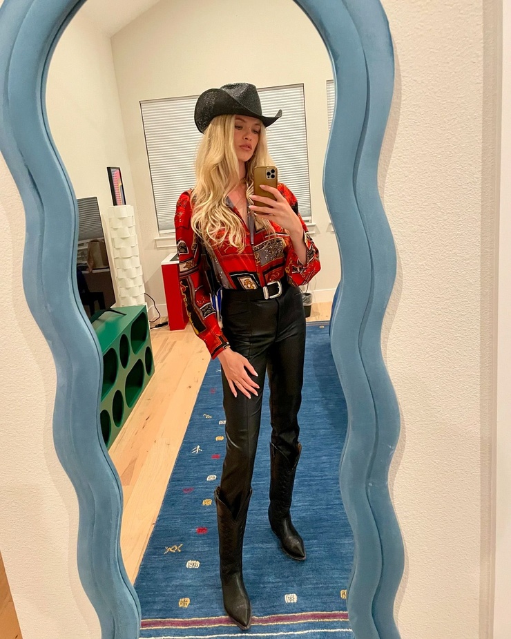 Hailey Clauson picture