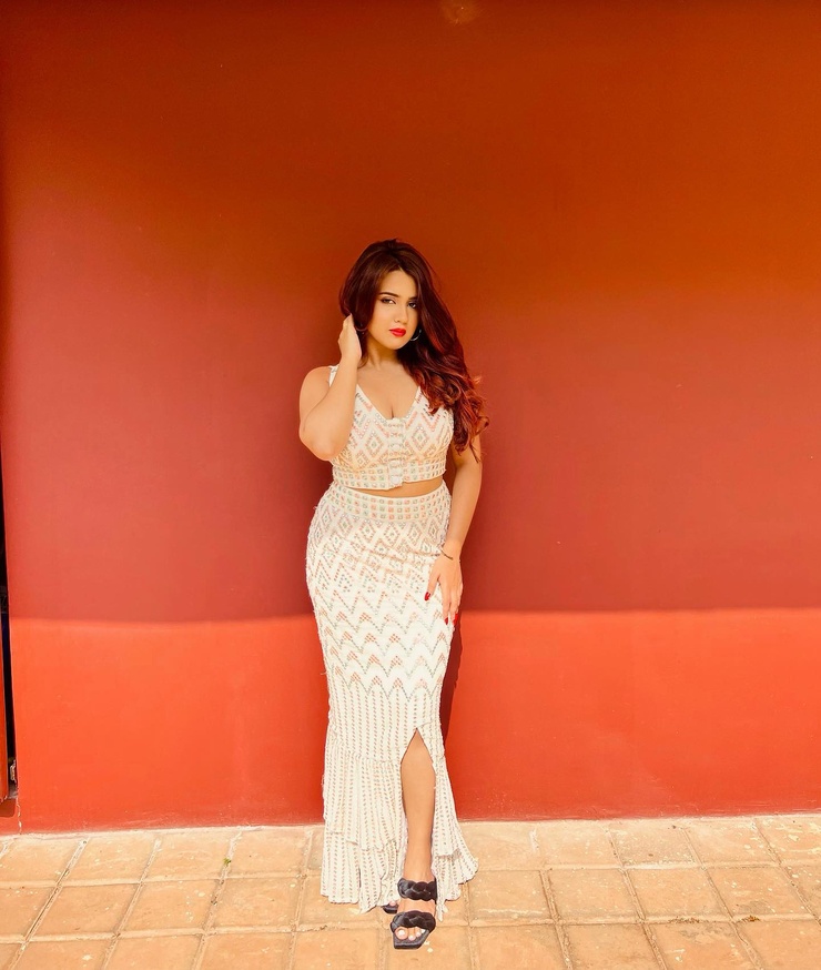 Roshni Walia picture