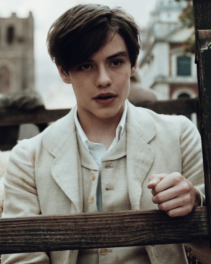 Louis Partridge picture