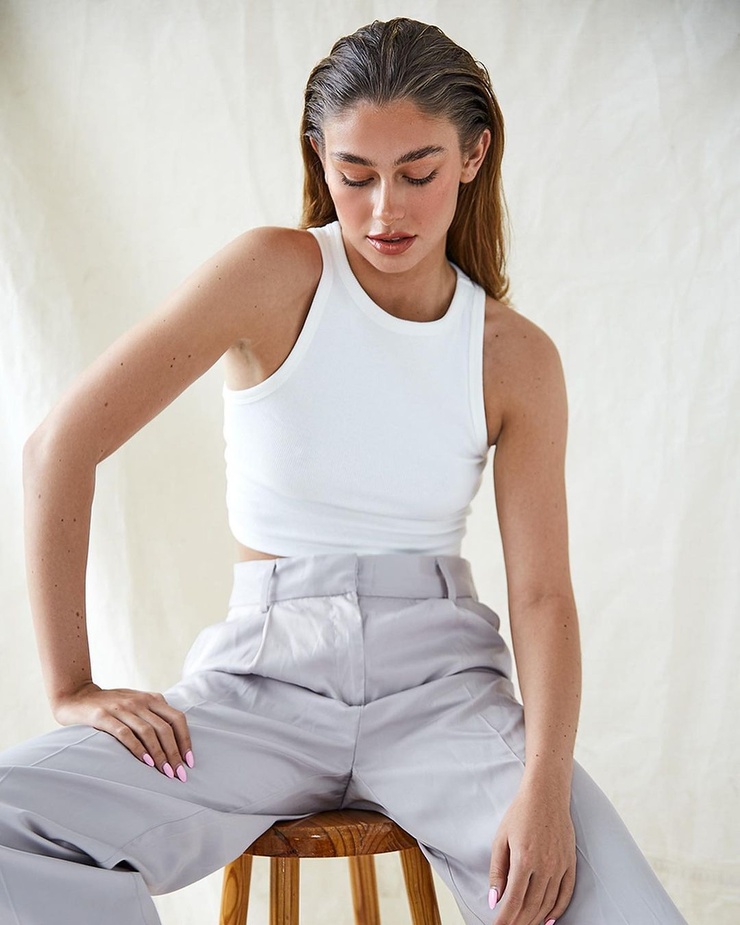 Aimee Logan model picture