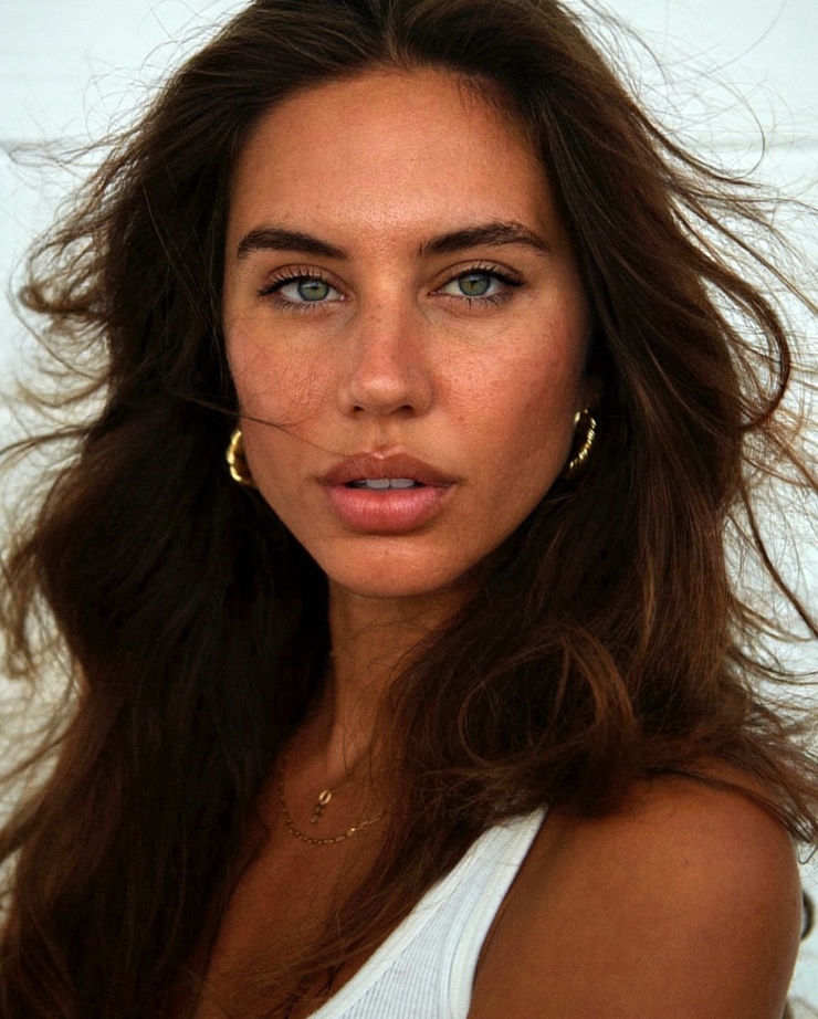 Brit Manuela (model) picture