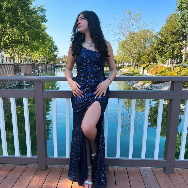 Alexandra Bull image