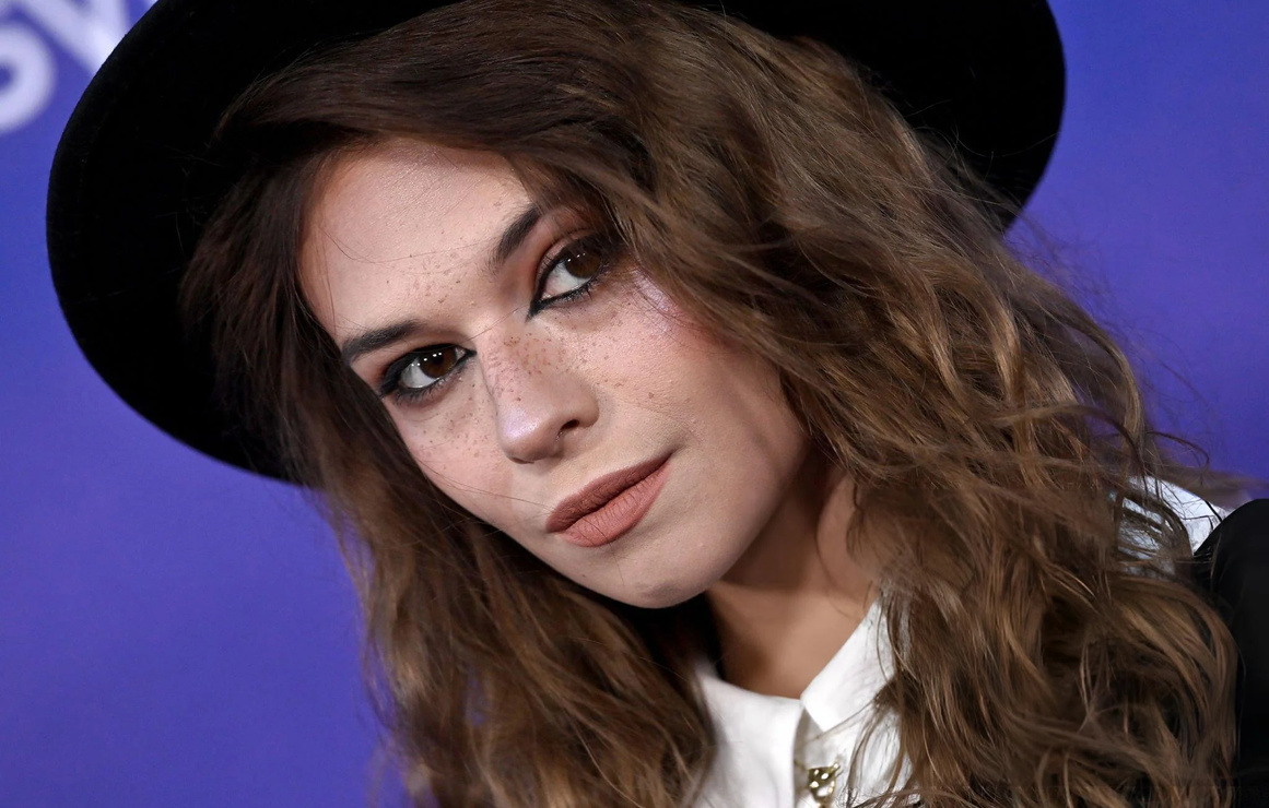 Nicole Amber Maines picture