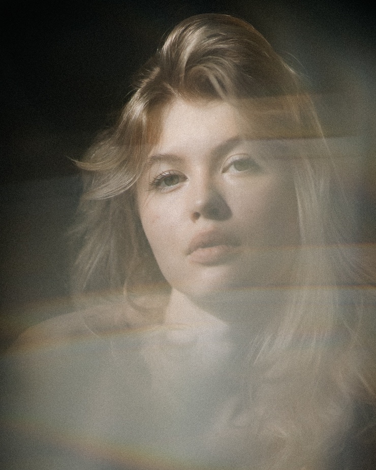 Picture of Luna (model)