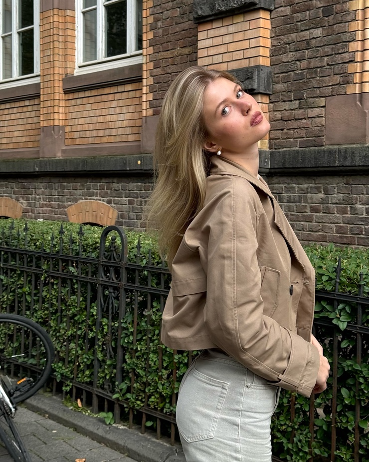 Luna (model) picture