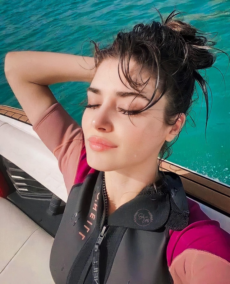 Hande Erçel picture
