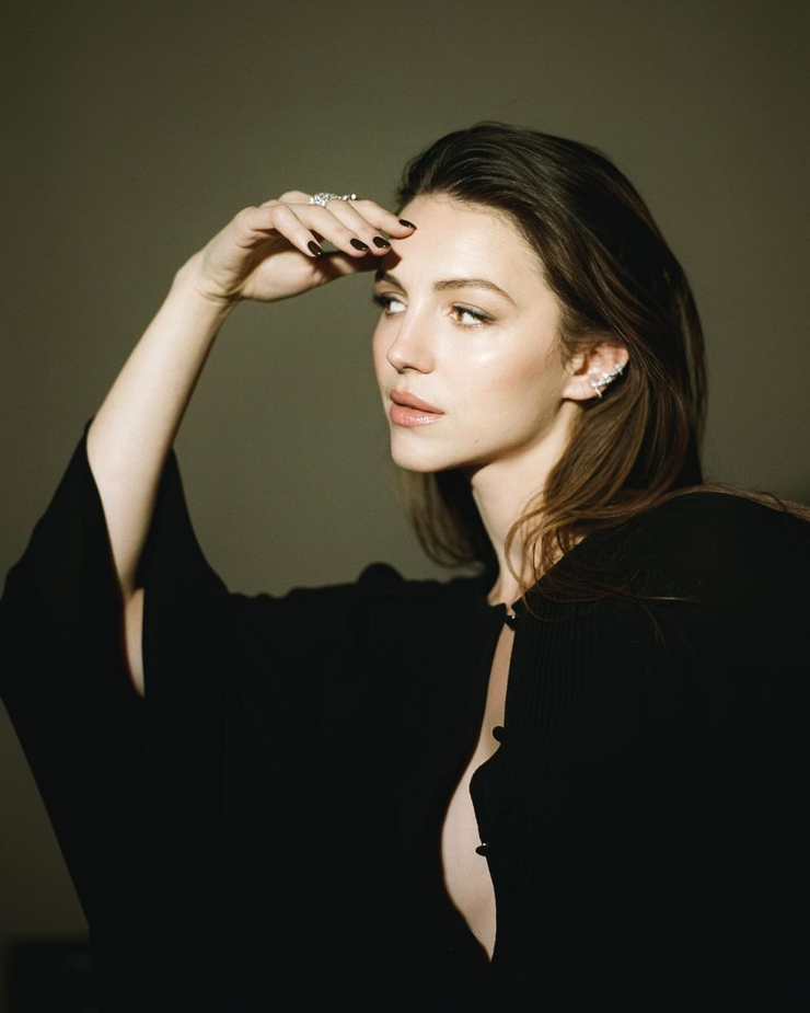 Ella Hunt picture