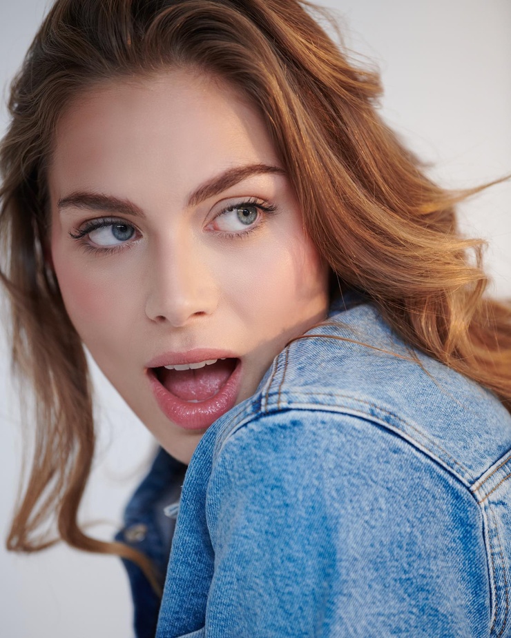 Picture of April Benayoum