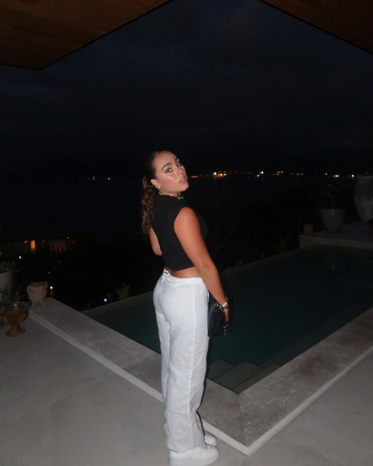 Juliana Penner pictures and photos