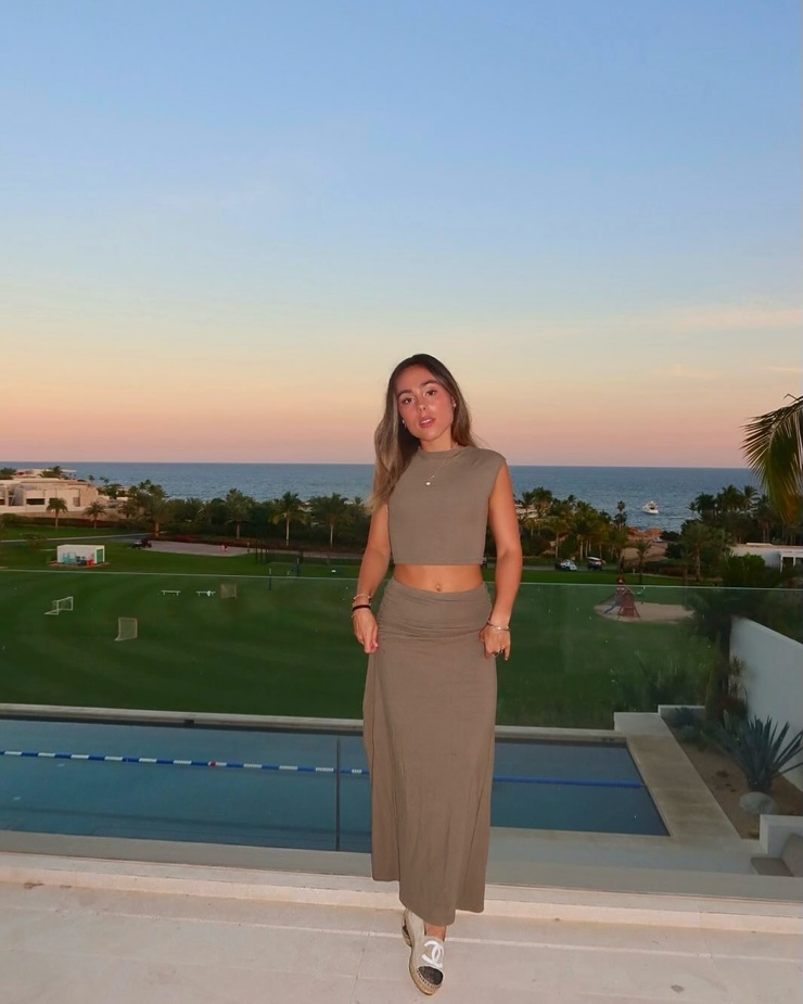 Juliana Penner pictures and photos