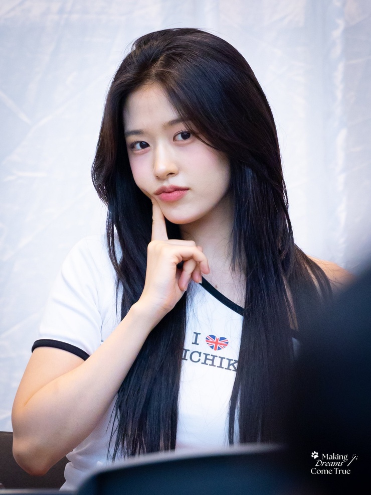 Picture of Ahn Yujin