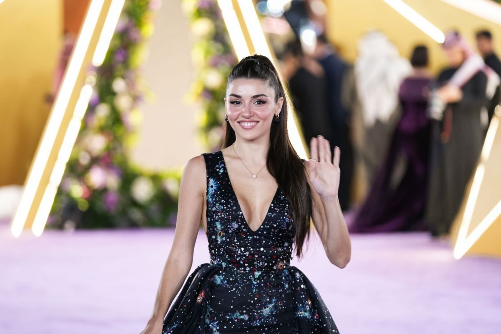 Hande Erçel image