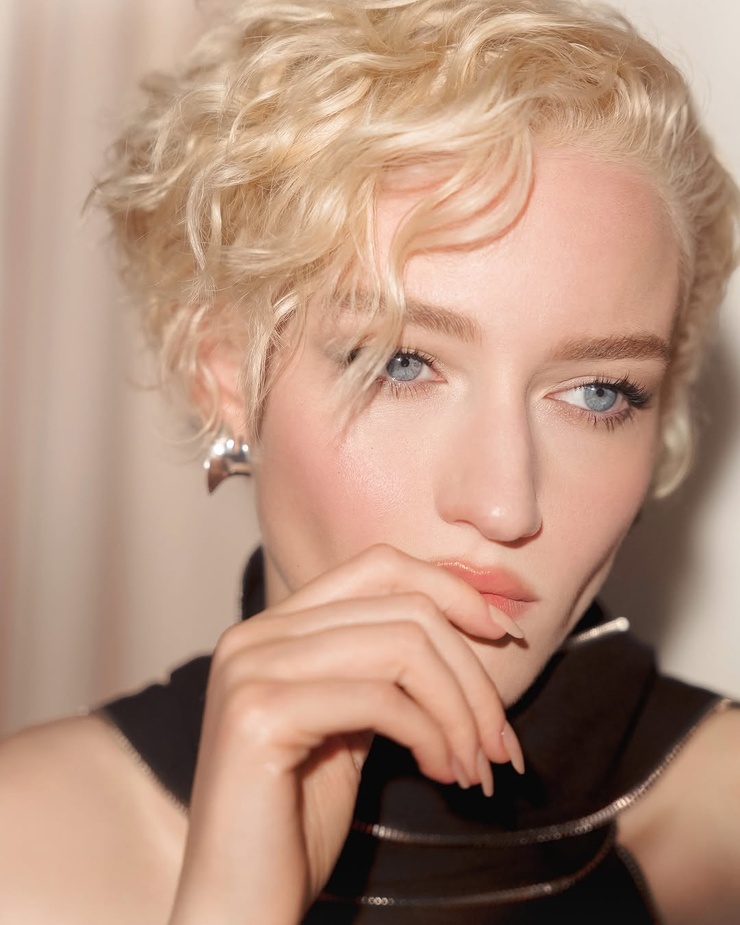 Julia Garner image