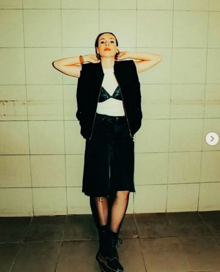 Adé (singer)