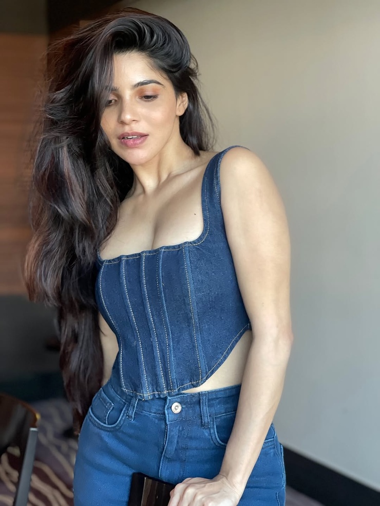 Picture of divya bharathi