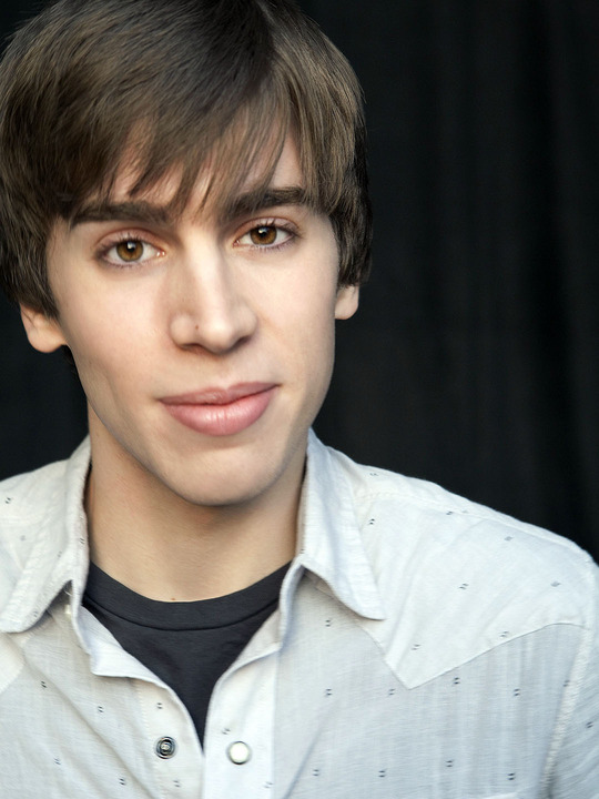 Picture of Jordan Gavaris