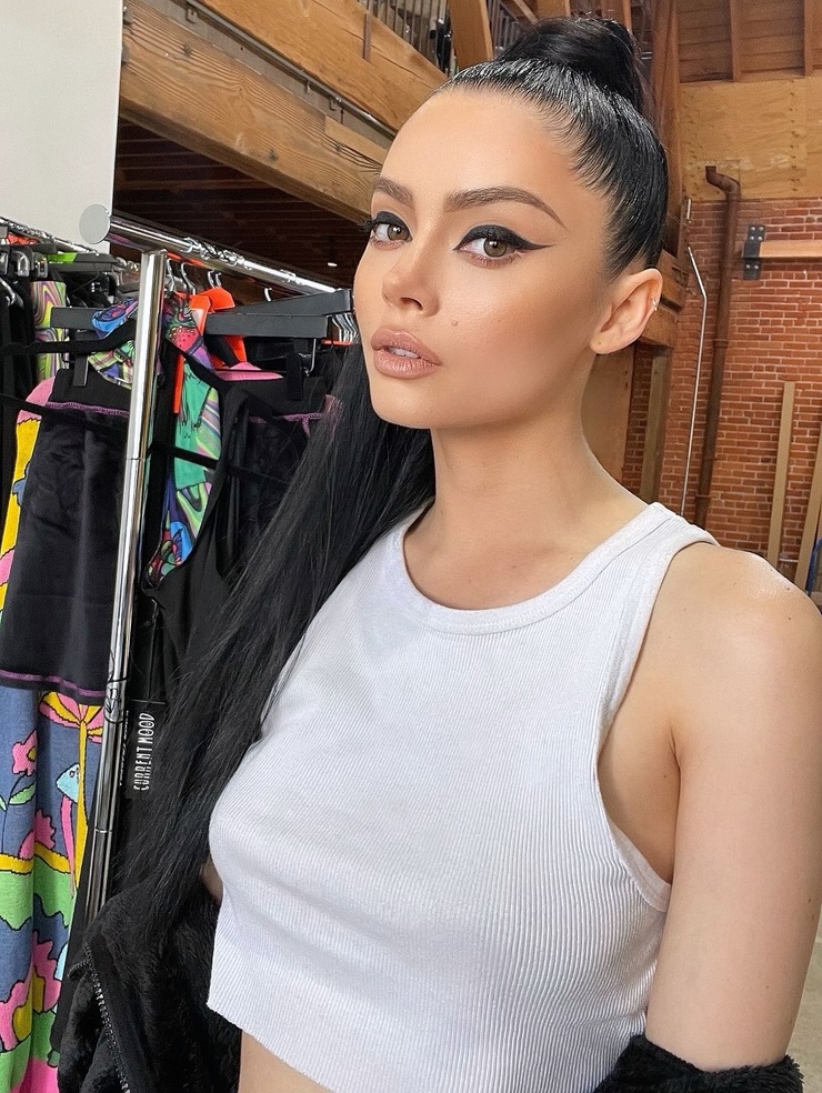 Picture of Alina Lee