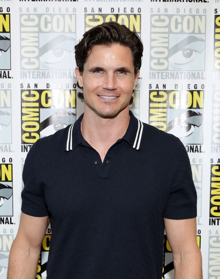 Robbie Amell picture