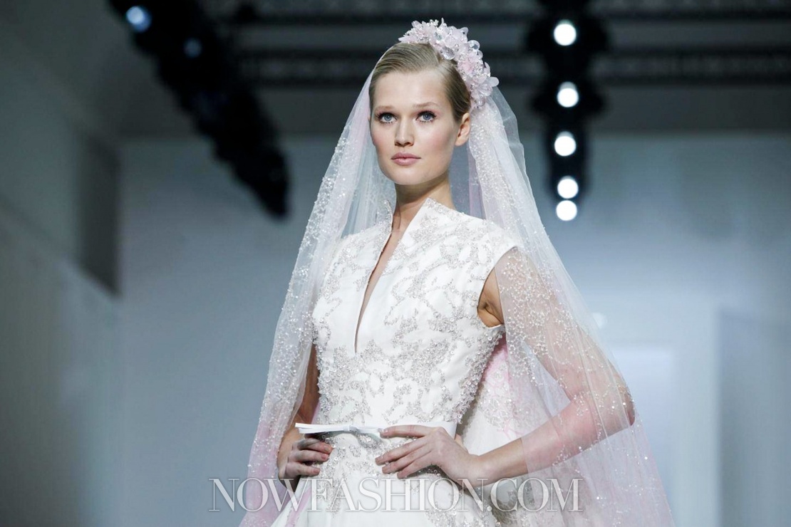 Toni Garrn image