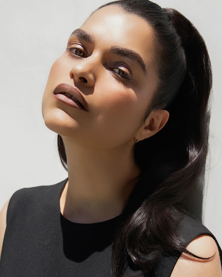 Image of Eve Harlow