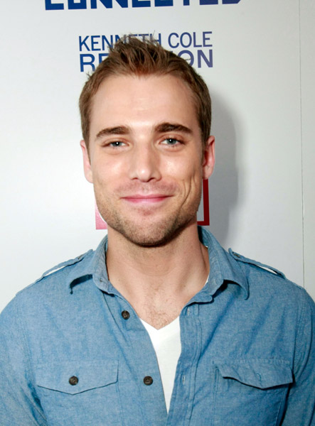 Picture of Dustin Milligan