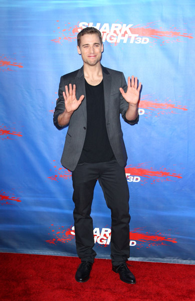 Picture of Dustin Milligan