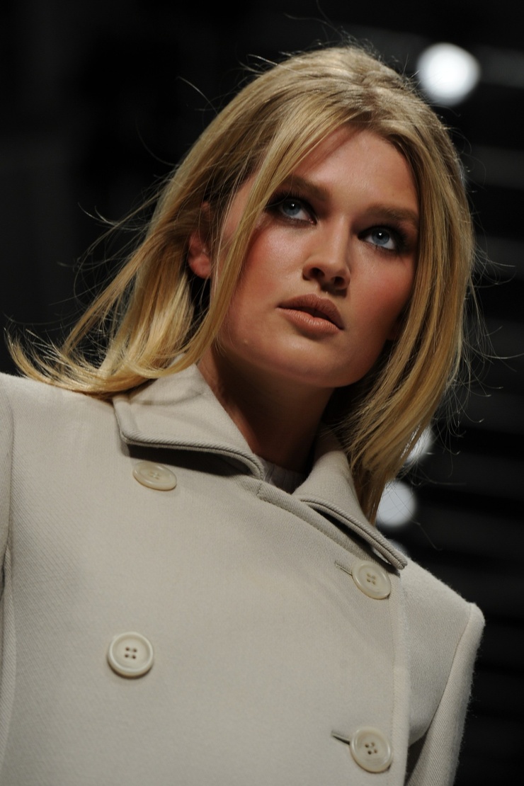 Picture of Toni Garrn