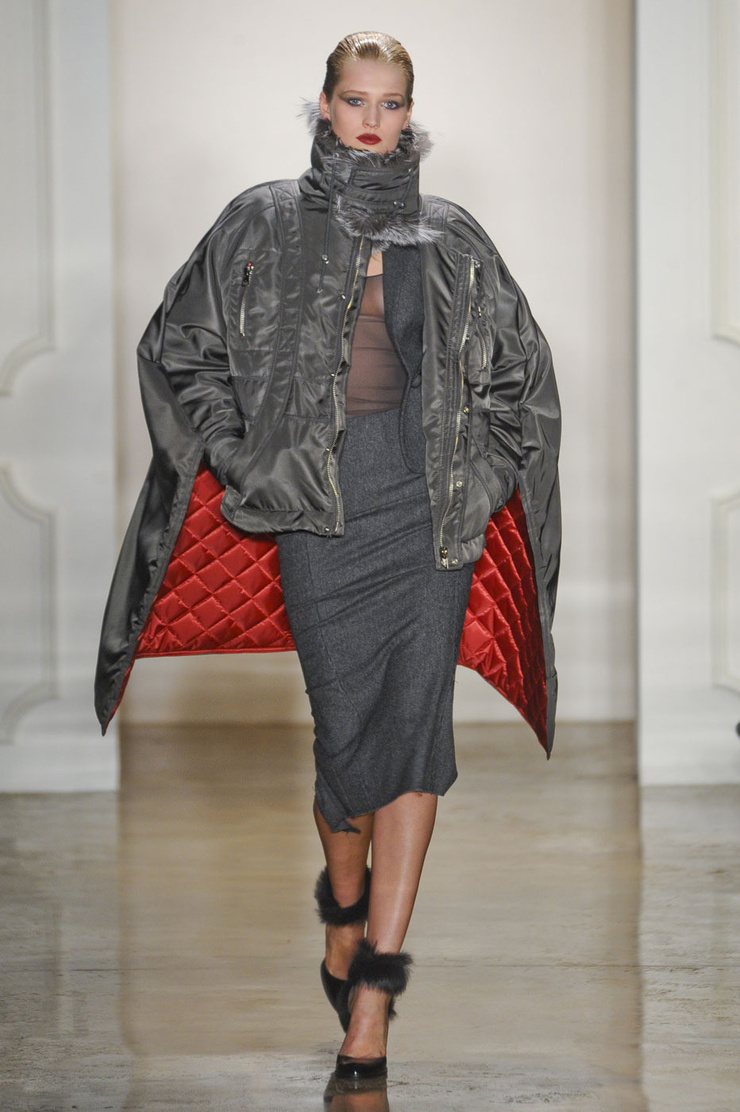 Toni Garrn image