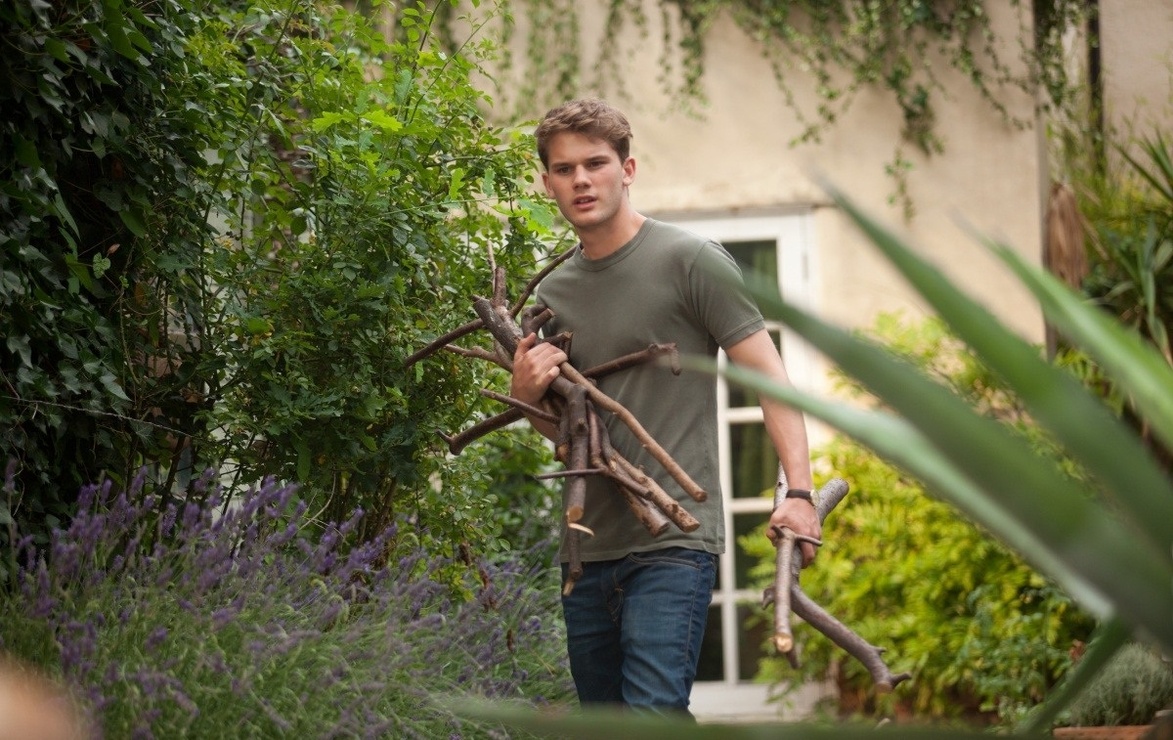 Jeremy Irvine picture