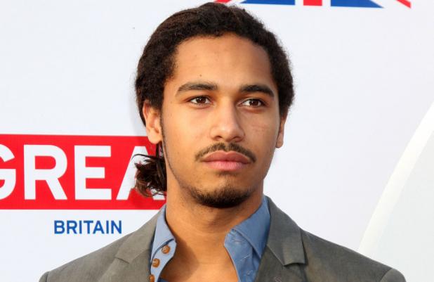 Picture of Elliot Knight