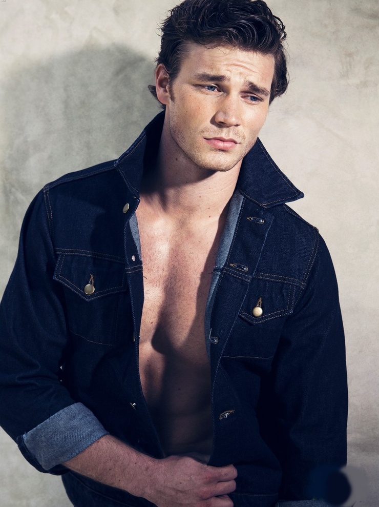 Picture of Derek Theler
