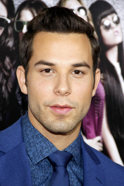 Picture of Skylar Astin