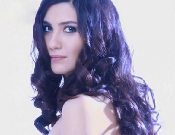 Tuba Büyüküstün picture