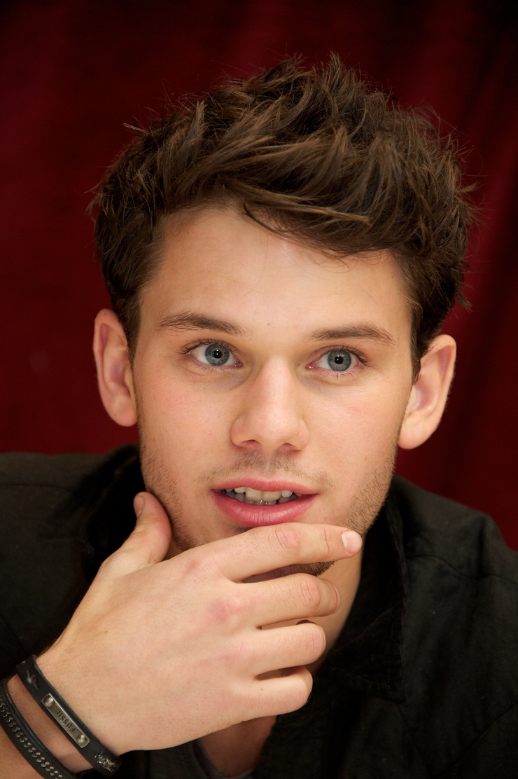 Jeremy Irvine picture