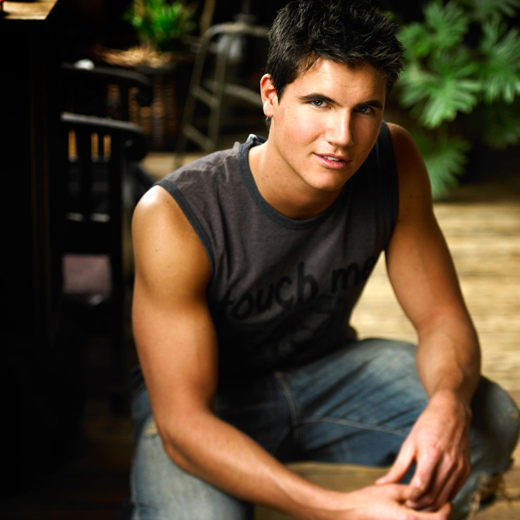 Robbie Amell picture