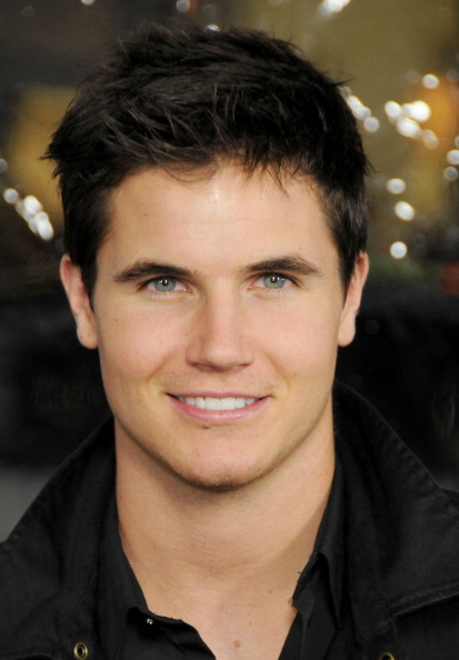 Picture of Robbie Amell
