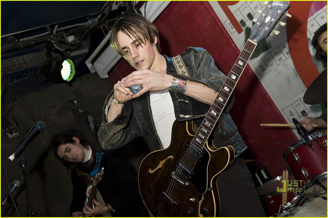 Reeve Carney image