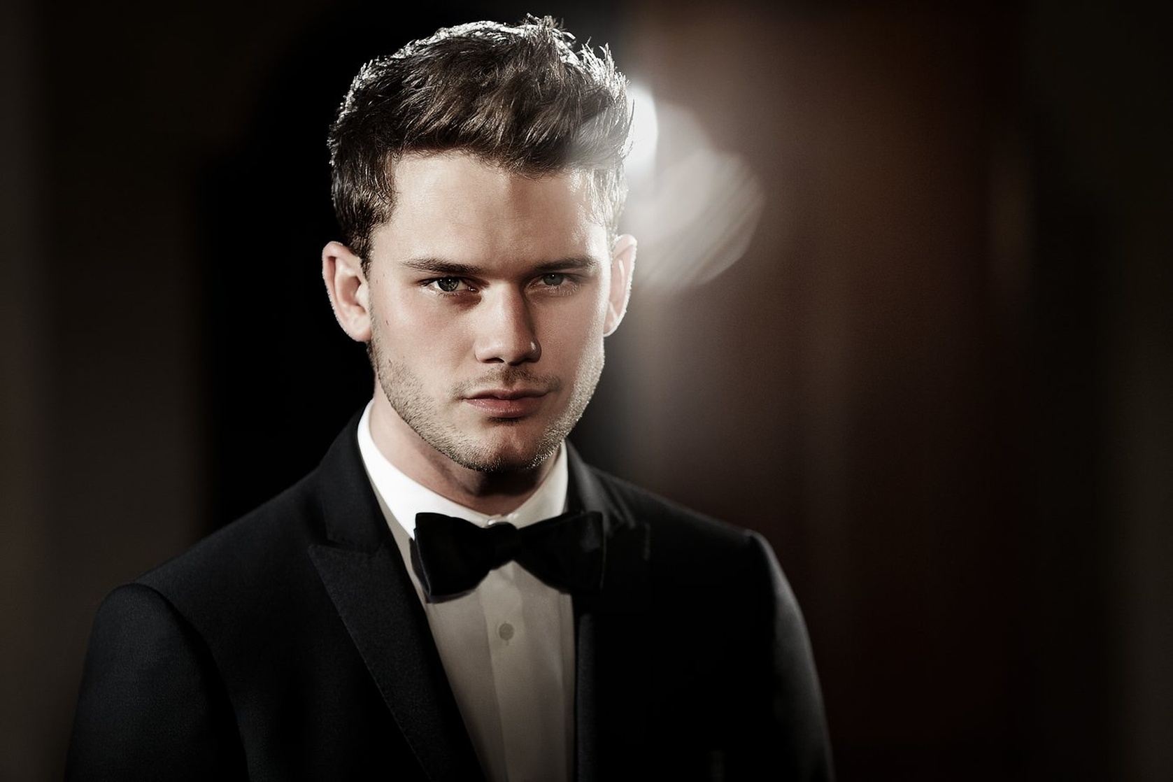 Jeremy Irvine picture