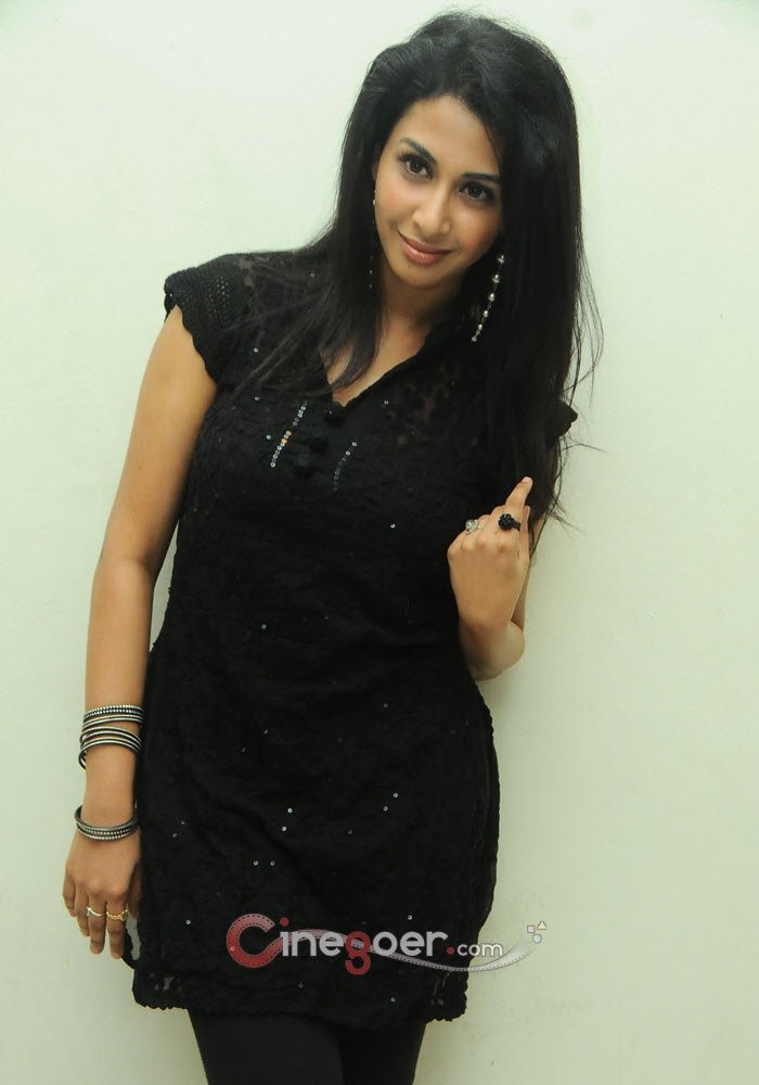 Gayatri Iyer picture