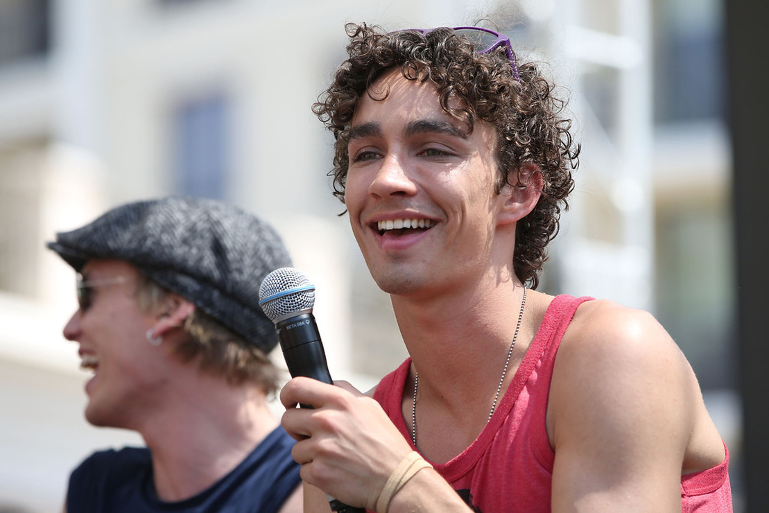 Picture of Robert Sheehan